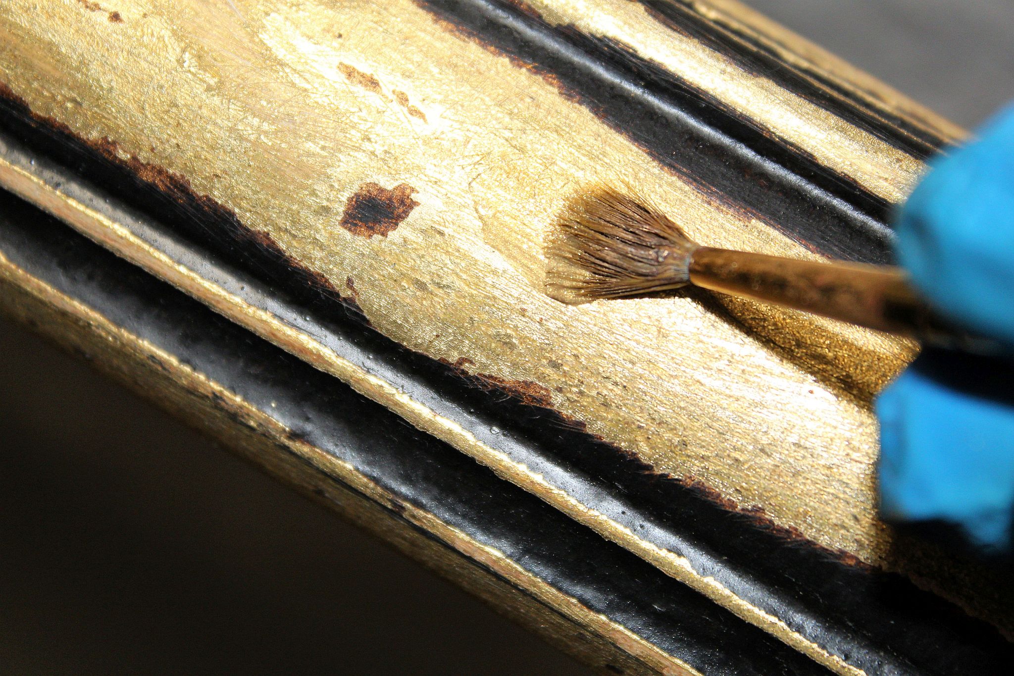 Elegantly Distressed Gold Mirror – Nooks In Bloom