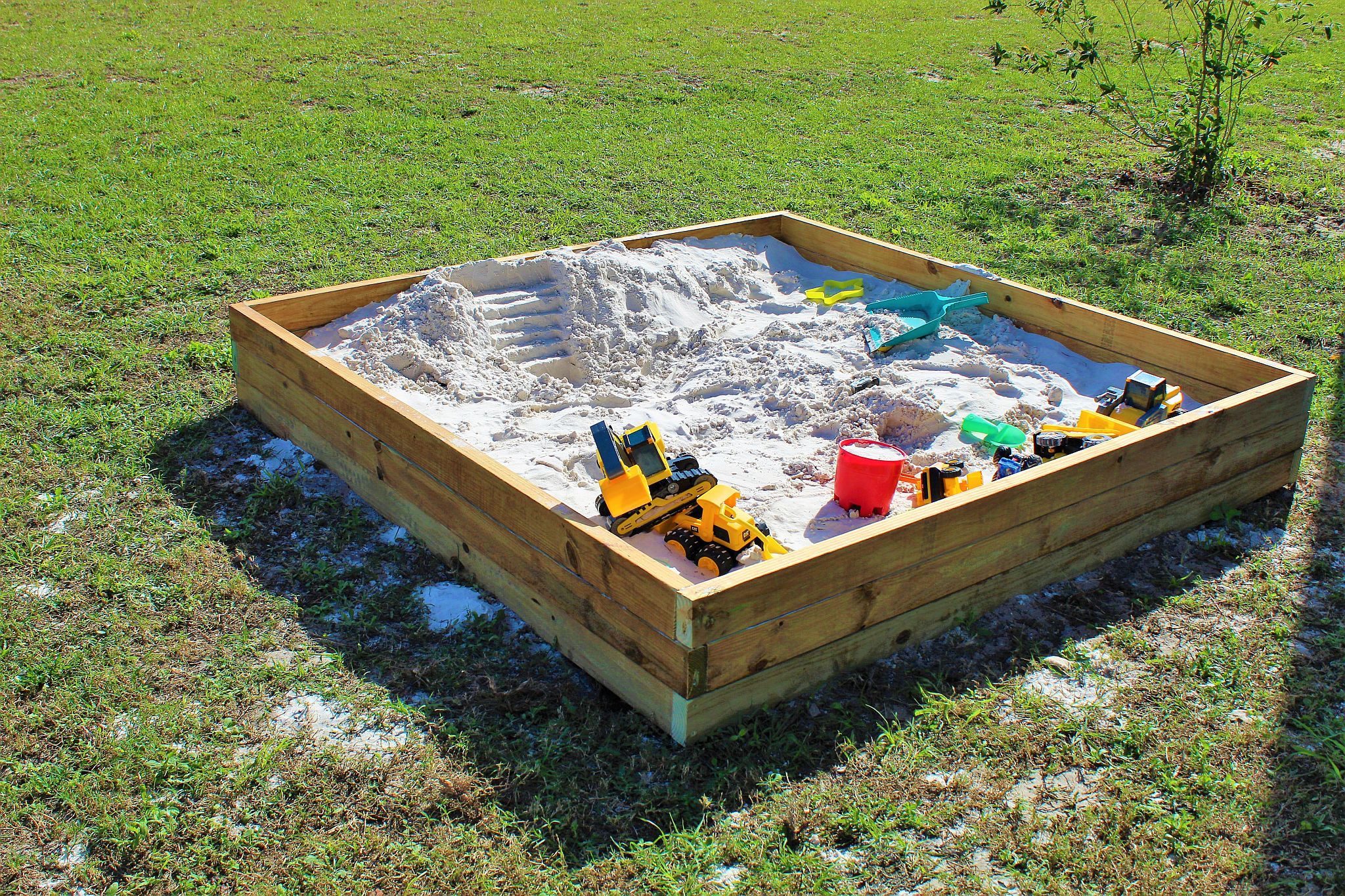 Easy Peasy DIY Sandbox – Nooks In Bloom
