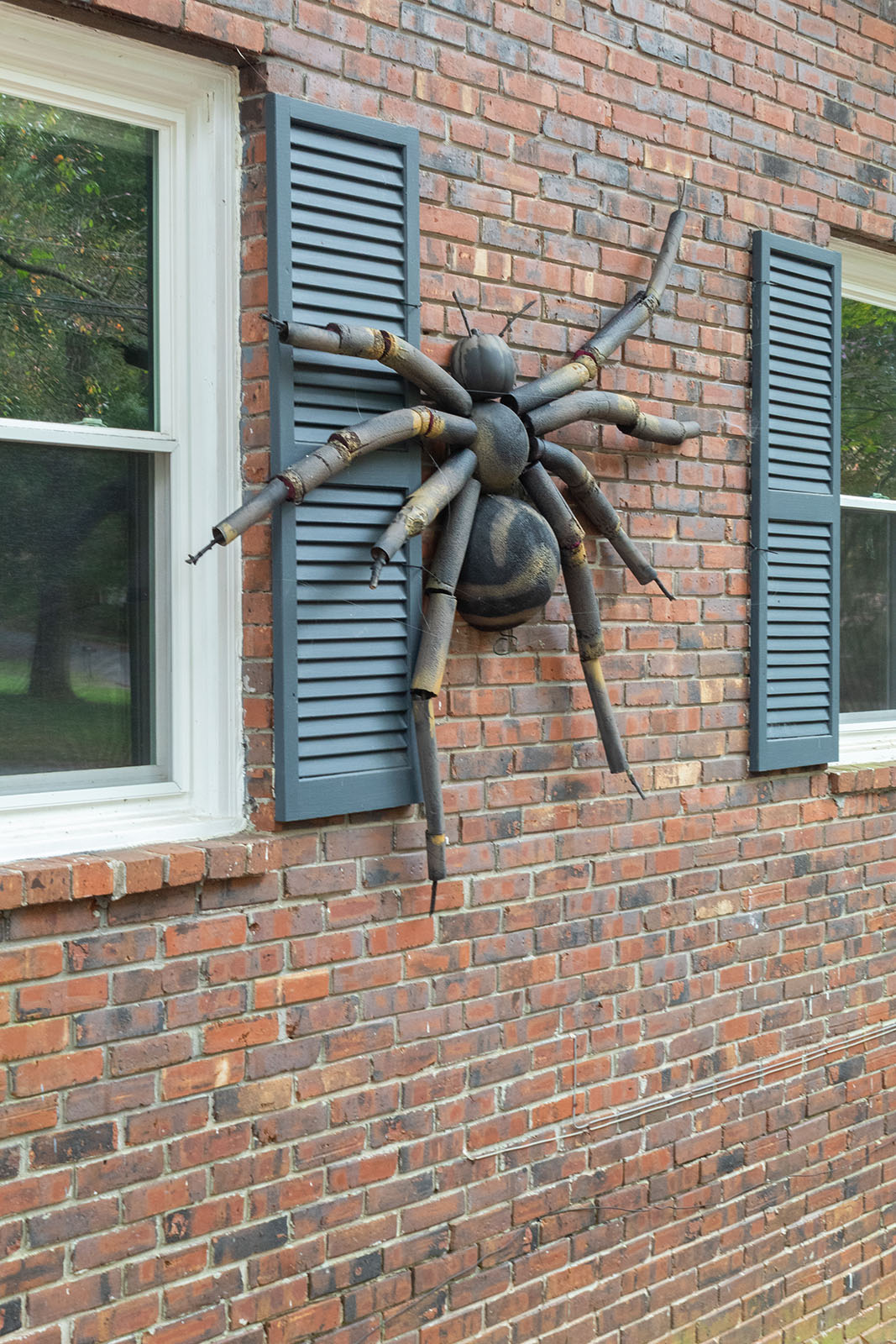 How to Make a Giant Spider | Halloween Decor – Nooks In Bloom